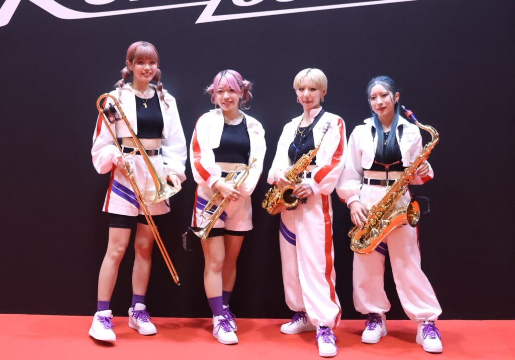 奏でて踊る“ネオ吹奏楽”！ ガールズユニット・MOSに聞く、演奏×ダンスを支えるトレーニング | Web Magazine VITUP ...